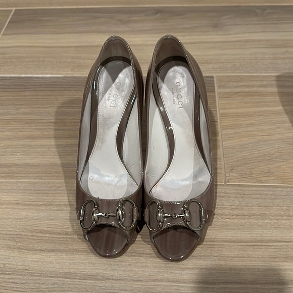 Gucci | Shoes | Gucci Mm Grey Patent Leather Heels With Silver Hardware ...